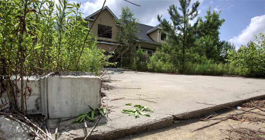 Old Run Down Abandoned Car Parked In Overgrown Driveway Framed By Trees ...