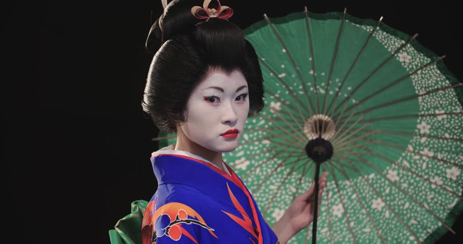 4K Beautiful Japanese Geisha Dancing On Stage And Posing For The Camera ...