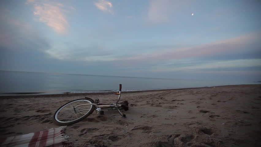 Стоковое видео «Bike in the Sand and» (абсолютно без лицензионных ...