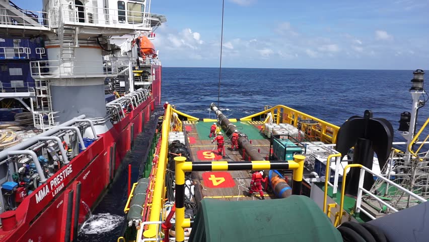 SARAWAK, MALAYSIA - JANUARY 31ST, 2017 : Lifting Of Spool Pipe By ...