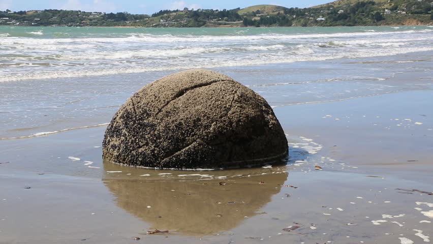 Boulders and rocks on the shore on Koekohe beach, New Zealand image ...