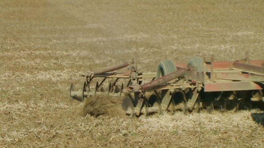 Video stock a tema tractor discing field with disc harrows | 382390 ...